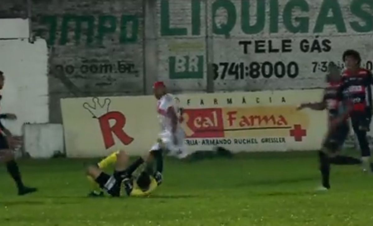 Brasile: William Ribeiro prende a calci l'arbitro. Arrestato in campo ...