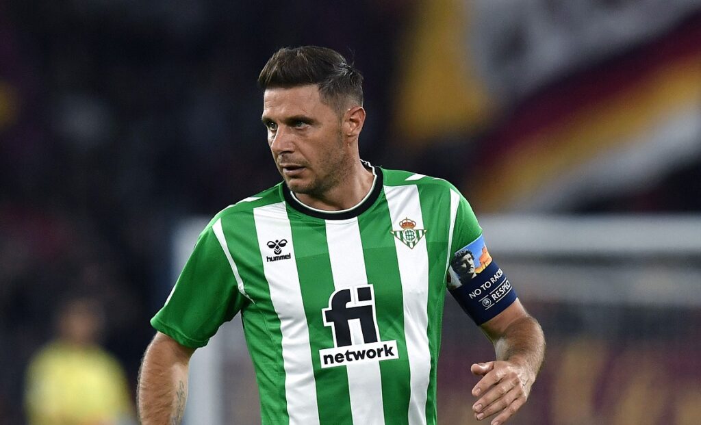 Spagna, la doppia vita di Joaquin: calciatore di giorno, star tv la ...