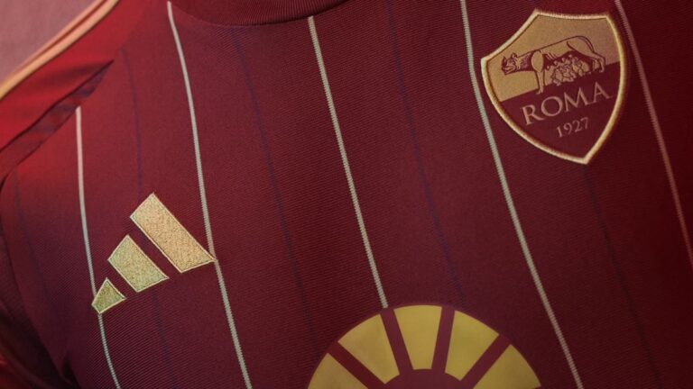 Roma, ecco la nuova maglia 2024/25: il NUOVO DESIGN rosso scuro e oro ...